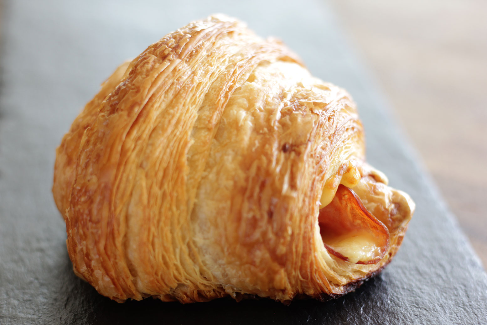 Croissant de jamon y queso – Dosis Cafe